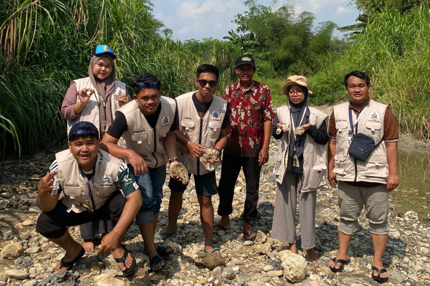 Eksplorasi Fosil di Sungai Pencol, Mahasiswa KKN-TK Unigoro Temukan ...